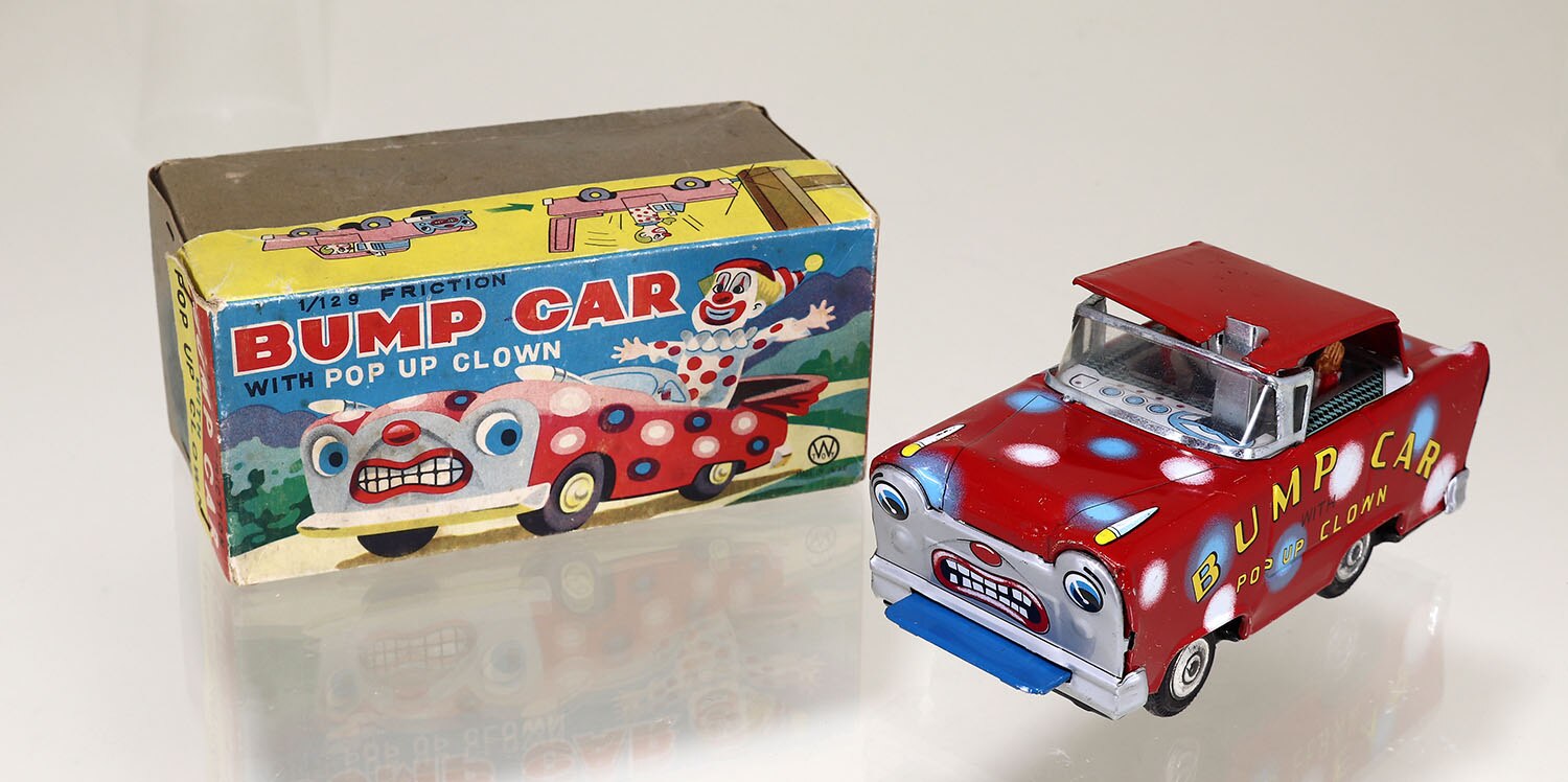 BUMP CAR WITH POP UP CLOWN