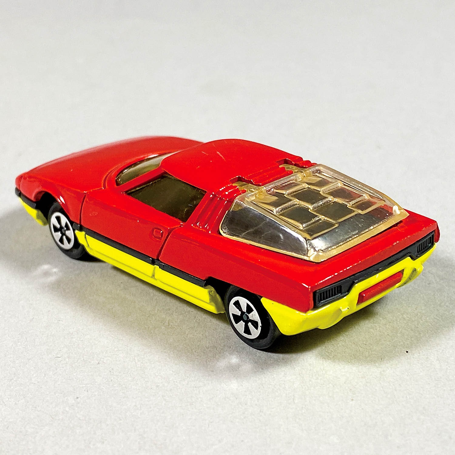 221 Bertone Camargue (Red / Yellow)