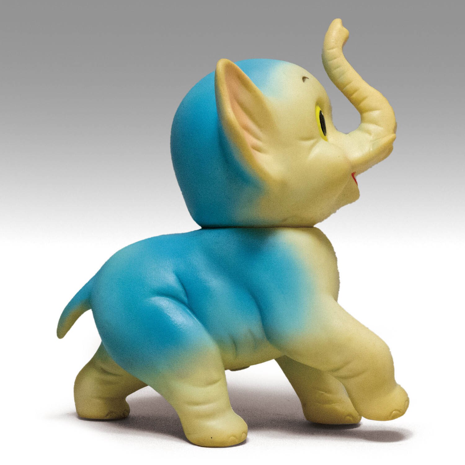 Of elephant Sofubi doll with whistle