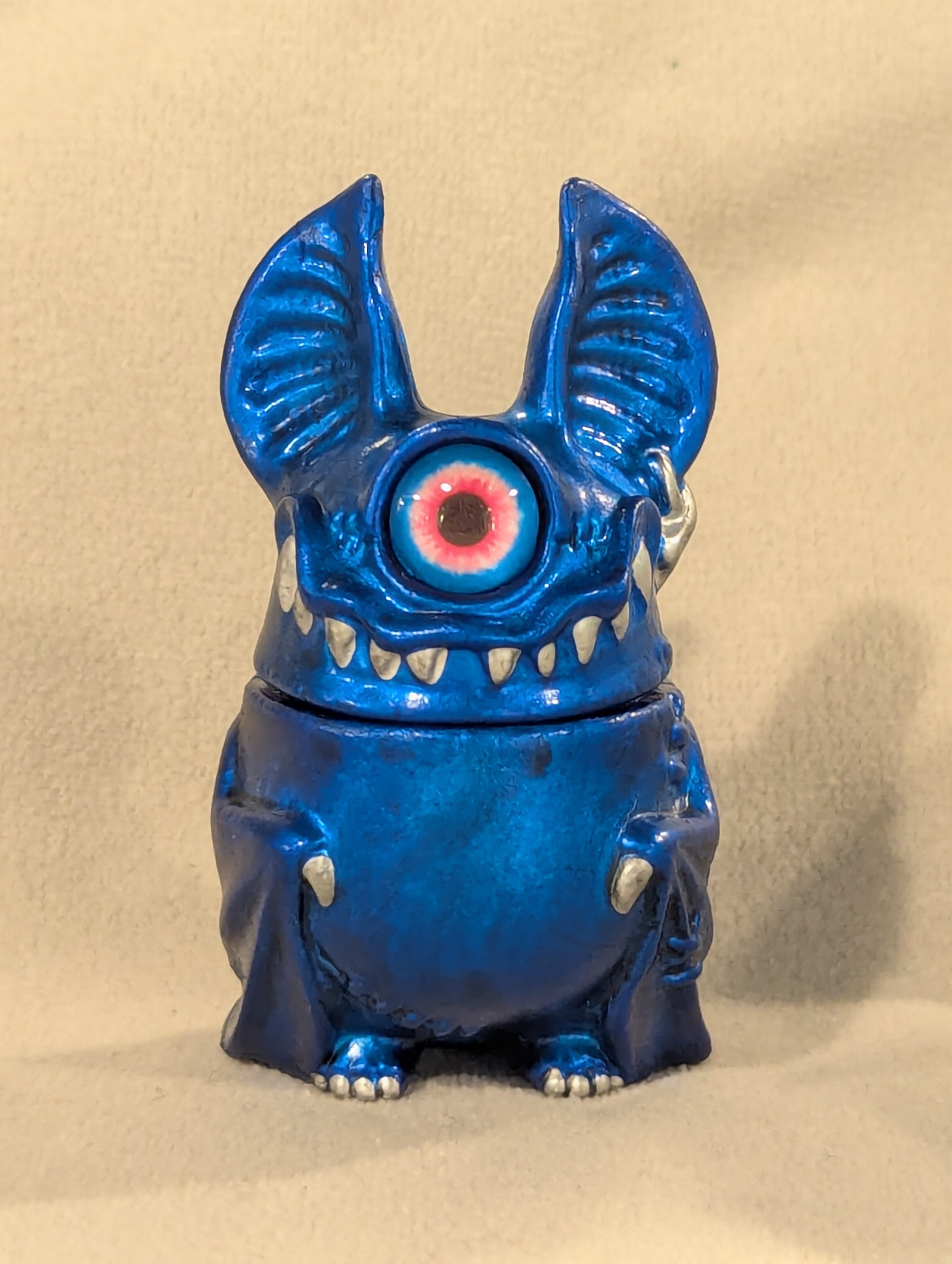 SO-TA 単眼コウモリ アイビー EYEBAT BEAST one up. 限定版 KAGEMARU DESIGNS メタリック Body ブルー (青/目青赤黒) | まんだらけ ...
