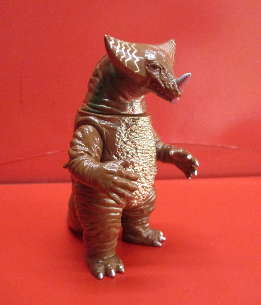 MAXTOY Mini Sofubus Kaiju Warehouse series Tsuburaya Production Gomoron brown molding gold green ...