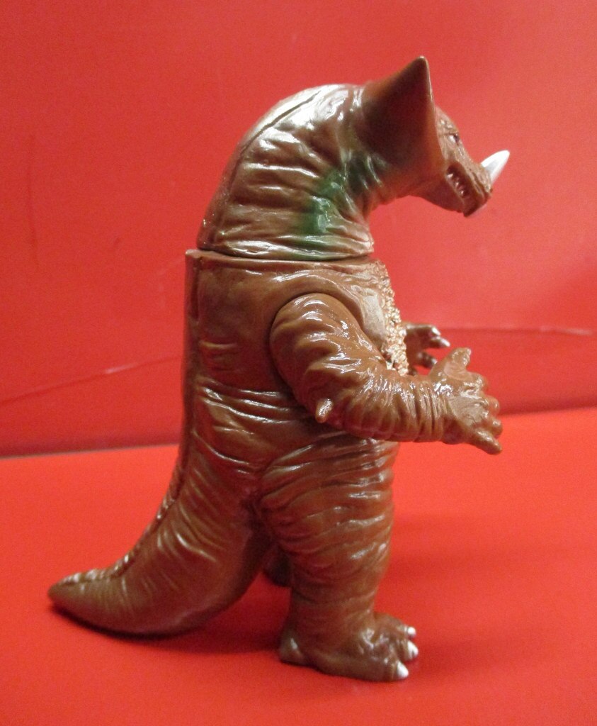 MAXTOY Mini Sofubus Kaiju Warehouse series Tsuburaya Production Gomoron brown molding gold green ...
