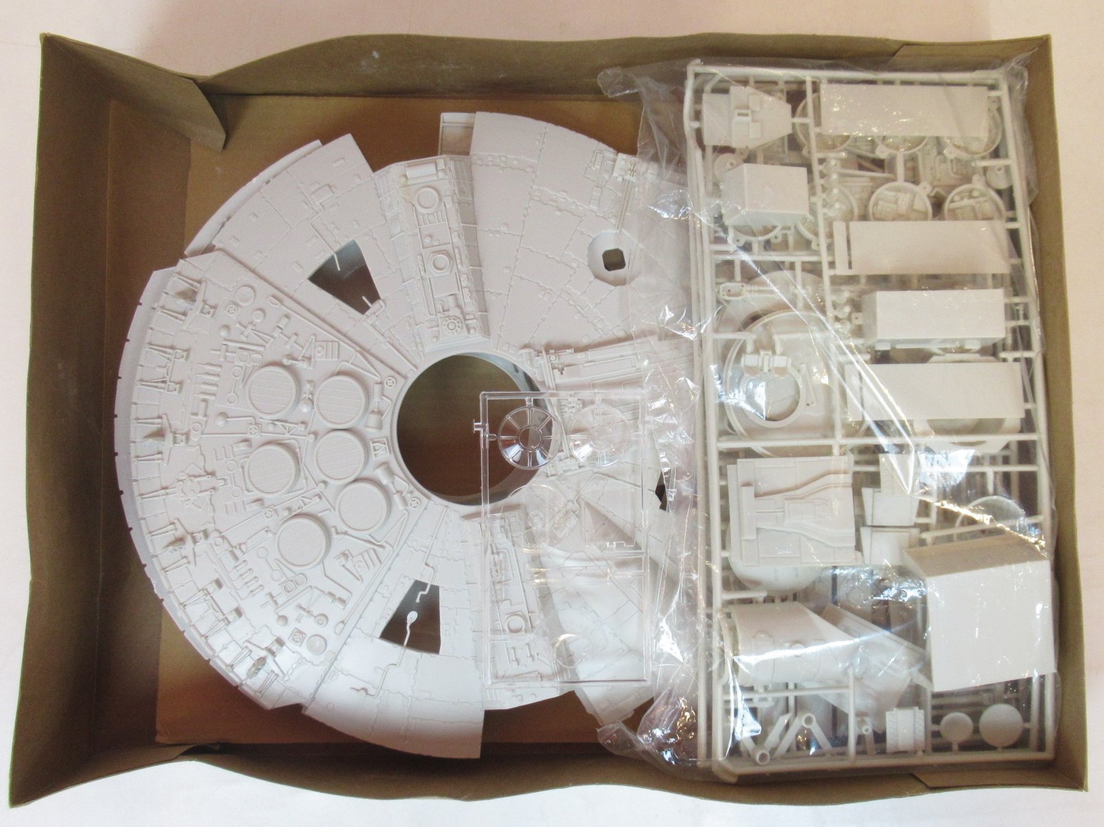 MPC SCALE MODEL KIT MILLENNIUM FALCON 8917 | まんだらけ Mandarake
