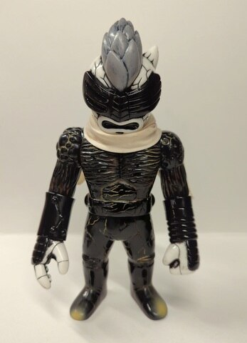 REAL HEAD ネクストマン (頭腕=白成型/身体=黒成型/黒茶拭取り/白マフラー) | まんだらけ Mandarake