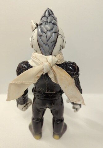 REAL HEAD ネクストマン (頭腕=白成型/身体=黒成型/黒茶拭取り/白マフラー) | まんだらけ Mandarake